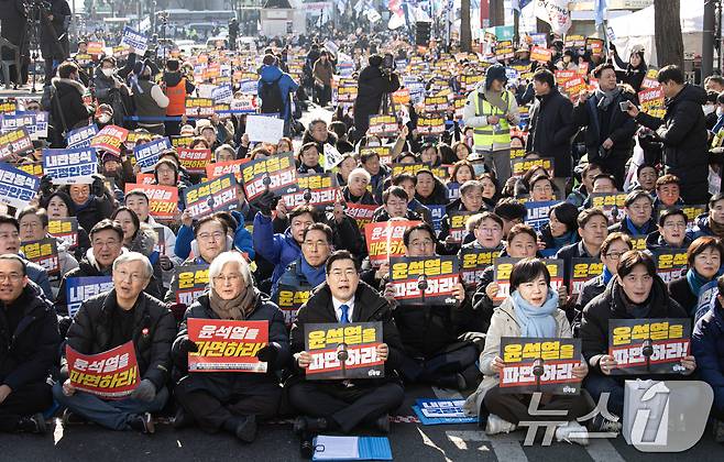 청년이 尹 지켜야vs탄핵 반드시 인용두 쪽으로 갈린 서울 도심