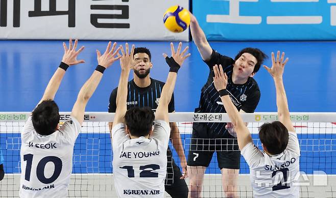 7년만 정규리그 왕좌 현대캐피탈 4연패 대한항공 아성 깼다