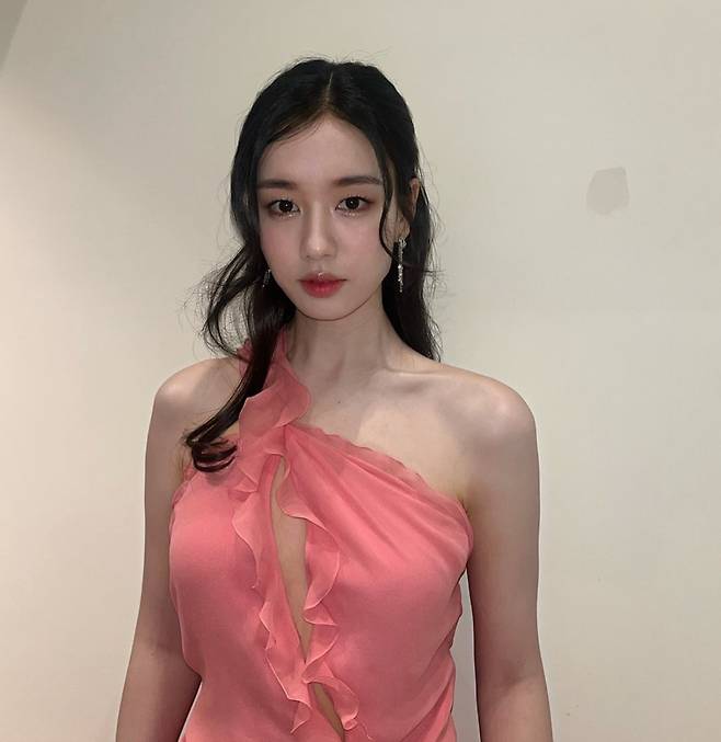 한복만 입다 드레스 입고 반전매력 보여 준 33세 여배우 시상식룩 실크드레스 투데이 셀럽패션