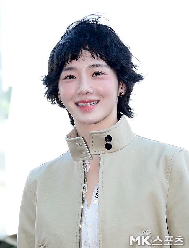 박규영 웨이브 숏컷으로 사랑스럽게 네온백 뉴트로 데님 밀라노 출국 공항패션 뷰티는 내운명