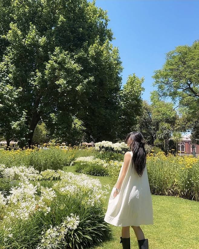 이솔이 정반대 계절 즐기는 중 여리여리 민소매 원피스로 여름 감성 여행룩 스타와 라이프