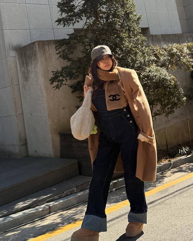 황신혜 60대 맞아 멜빵에 어그부츠로 키치한 겨울패션 스타픽