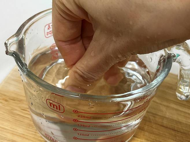 손에 커피가루를 바르면 비린내가 모두 사라진다는 사실을 알았습니다 텐꿀팁