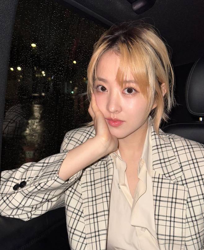 데뷔 19년차 여배우의 금발 탈색 일탈 1인 2역 쌍둥이 자매 연기 때문이였네 투데이 셀럽패션