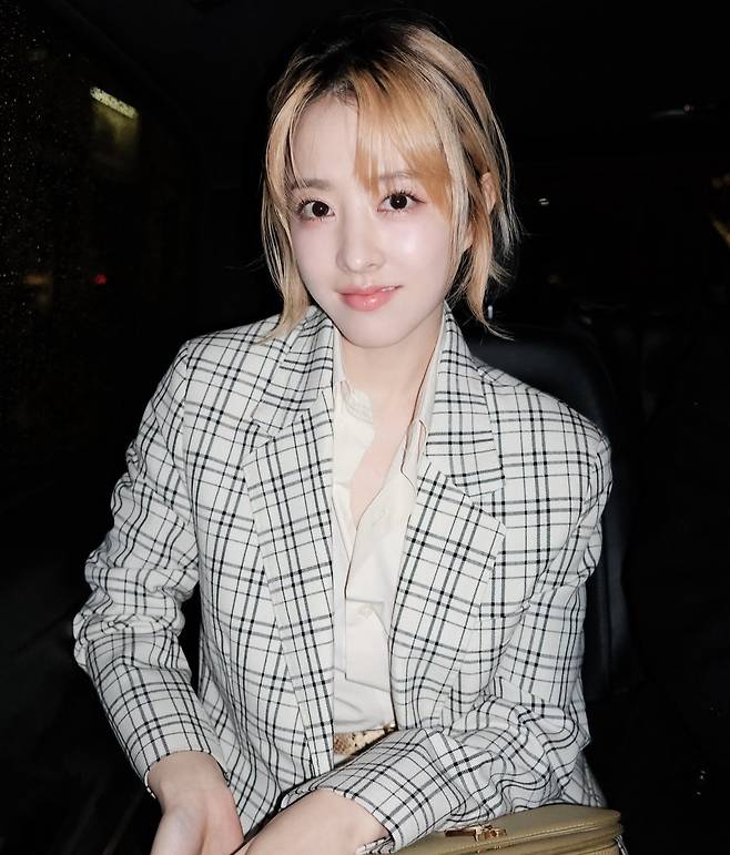 데뷔 19년차 여배우의 금발 탈색 일탈 1인 2역 쌍둥이 자매 연기 때문이였네 투데이 셀럽패션