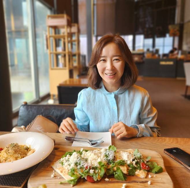 판사 남편 퇴임식 준비까지 완벽한 내조의 여왕 56세 여배우의 우아한 일상룩 투데이 셀럽패션