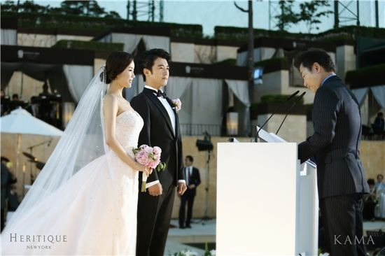 결혼설 부인했는데 3개월 만에 45세에 9살 연하와 초고속 결혼발표한 배우 커플 스포엔 뉴세이