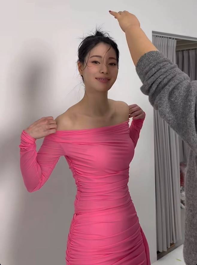 임지연 너무 내린 오프숄더 갈수록 여리여리 실물판 바비 완성 딱붙핏 원피스룩 뷰티는 내운명