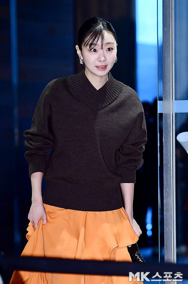 김다미 볼수록 햄토리 브라운 니트와 잘 어울린 귀요미 세련된 러플 롱스커트룩 뷰티는 내운명