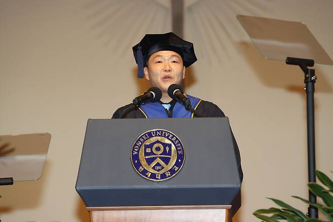 Psy to Yonsei University grads: 'Seek fulfillment over success'