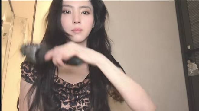 한소희 아슬아슬한 원숄더 백옥 피부x레오파드 치명적 조합으로 시선 강탈 스타와 라이프
