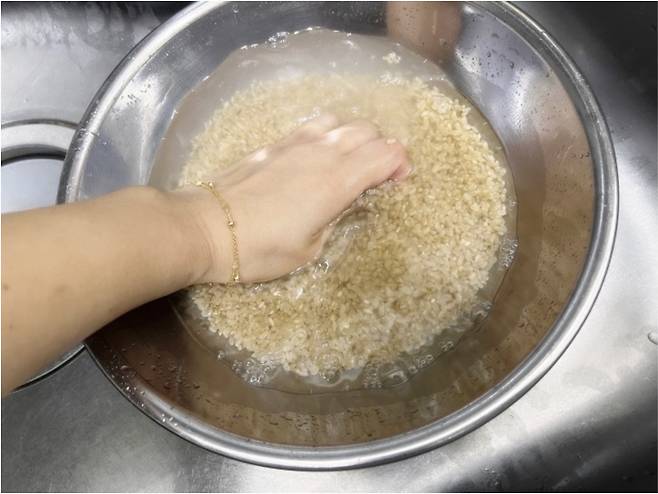 현미밥에 맹물만 넣지 마세요 이것 넣으면 푸석푸석함이 싹~ 사라져요 오늘살림루틴