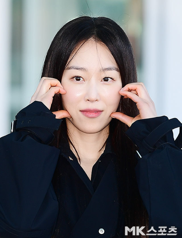 서현진 출국길마저 우아해 39세 초초동안 뽐낸 내추럴 여신미 트렌치코트 공항패션 뷰티는 내운명