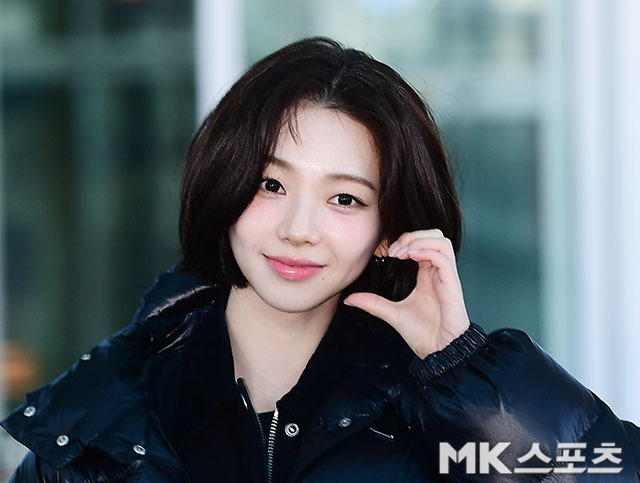 카리나 이게 진짜 실물이라고초근접샷 말도 안돼 짧아도 너무 짧은 미니스커트 공항패션 뷰티는 내운명