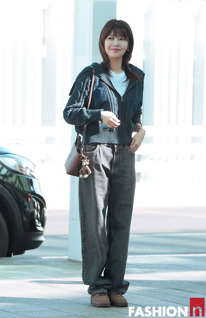 소녀시대 수영 미모의 공항 잇걸 꾸안꾸가 완벽 니트 카디건 밀라노 출국 패션엔