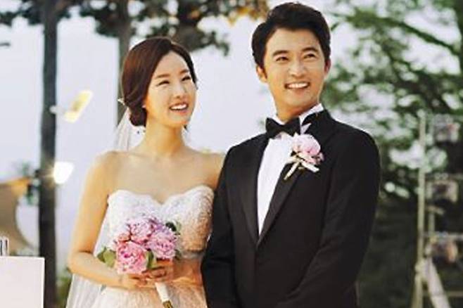 9살 연하 여배우와 공개 열애 한 달 만에 초고속으로 결혼한 노총각 뉴스에이드