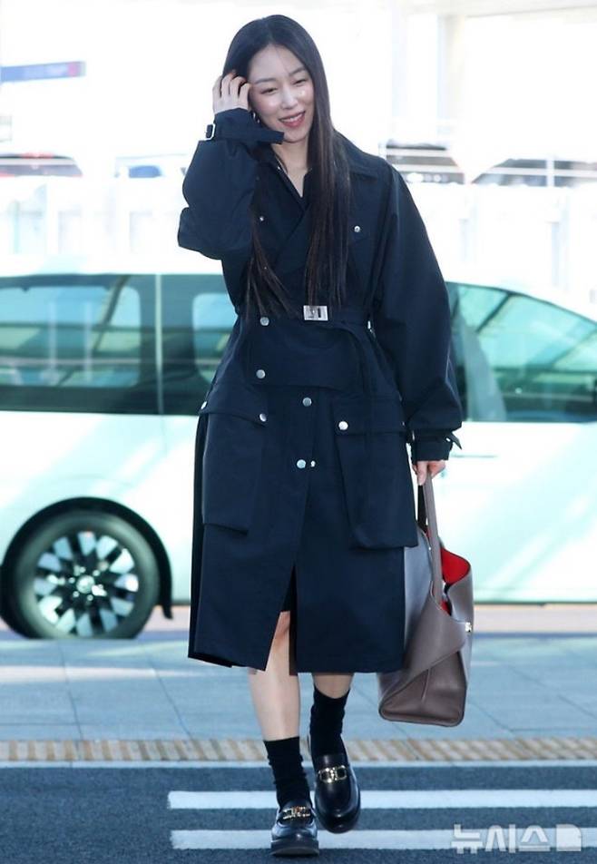 오히려 살 올라서 보기 좋다 난리난 39세 여배우 트렌치코트 공항룩 투데이 셀럽패션