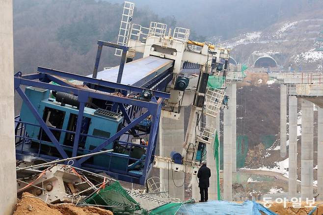 단독 다리만 믿고 고리로 몸 연결해 일했는데 그게 무너져”