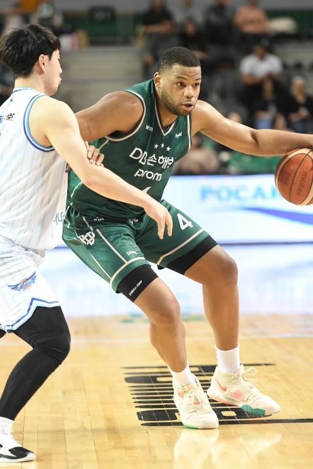 ‘이게 맞니?’ 김낙현 왼팔 고의로 붙잡은 스펠맨, U파울 아니다? KBL 심판부의 황당한 설명 “일반 파울 판정 정심” [KBL]