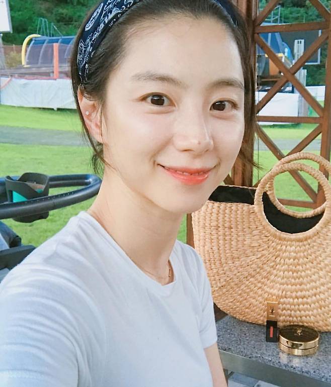 13살 연상 탑스타와 만난지 3개월만에 혼인신고 청순 여배우 패션 발빠른패션뷰티
