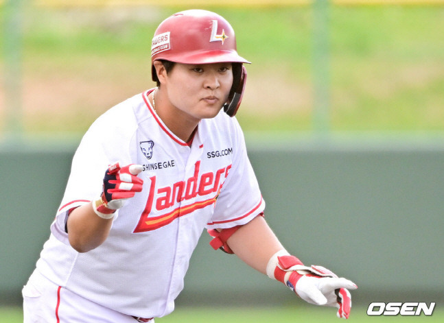 고명준 '안타-2루타-2루타-안타' 맹활약, 그러나 승자는 없었다... 끝내기 홈보살→SSG-KT '5-5 무승부' [오키나와 현장]