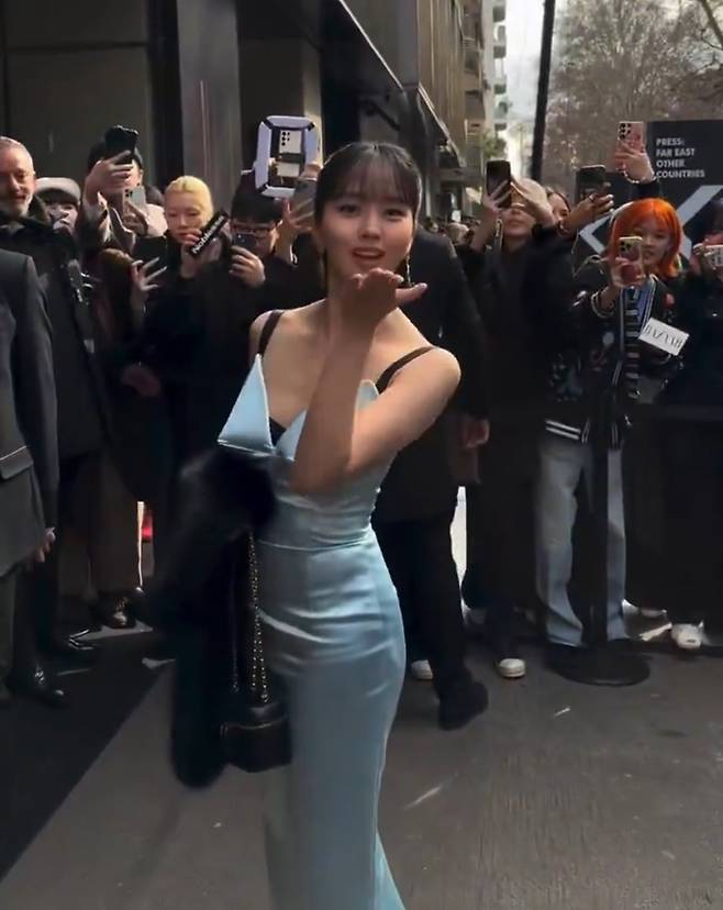 데뷔 17년차에 생애 첫 명품 브랜드 D사 패션쇼에 초대받은 25세 여배우의 아찔 원피스룩 투데이 셀럽패션
