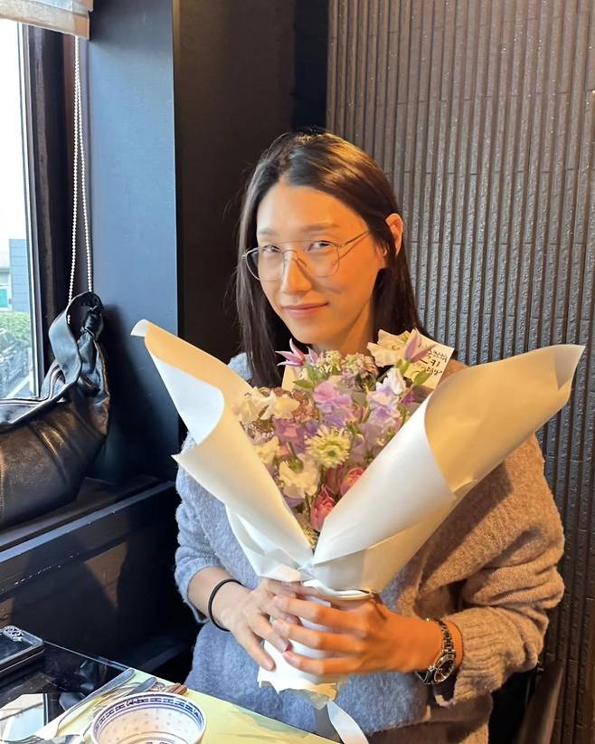 배구 여제 김연경 은퇴 앞두고 생일파티 친근한 청바지 핏 영락없는 식빵 언니 코트룩 뷰티는 내운명