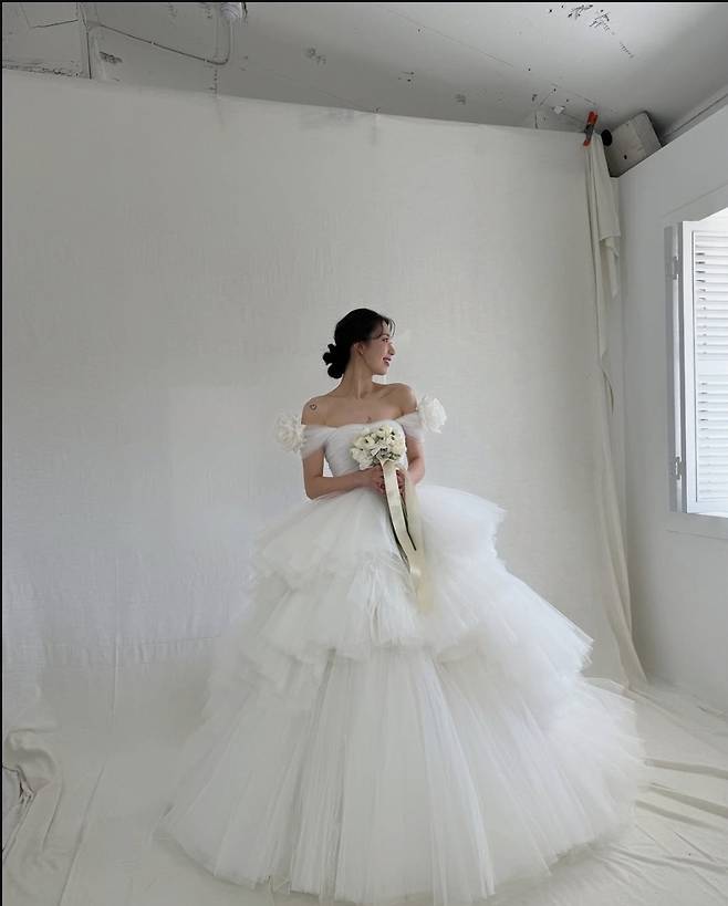 김진경 골키퍼 남편 사우디 갔는데 나홀로 웨딩 한껏 꾸민 여신미 오프숄더 드레스룩 뷰티는 내운명