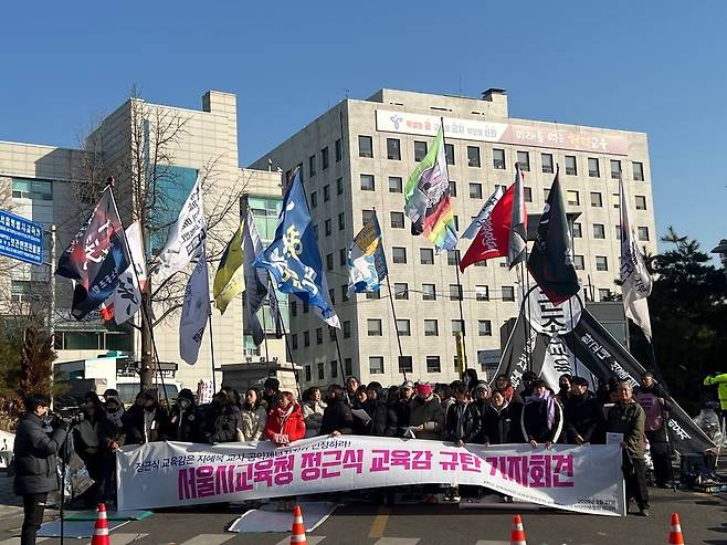 성폭력 제보 교사도 연대한 이들도 연행서울교육청에 분노한 시민들