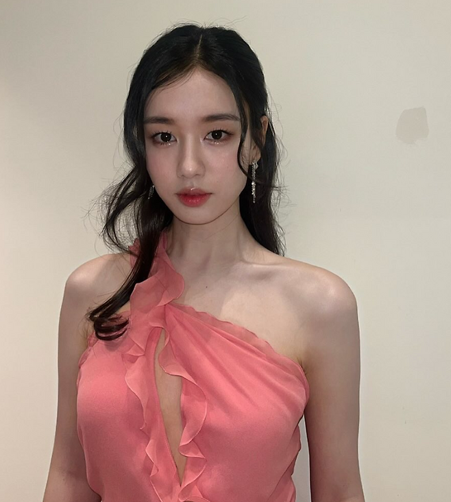 '168cm 47kg' 살 확빼고 미모 정점 찍은 여배우 우아한 드레스룩 | 패션룸