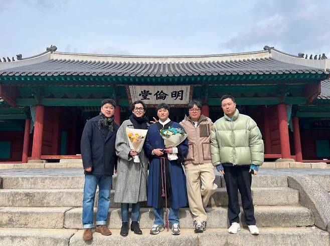5수 도전해 입학한 S 대학교 21년 만에 졸업한 44세 남배우 투데이 셀럽패션