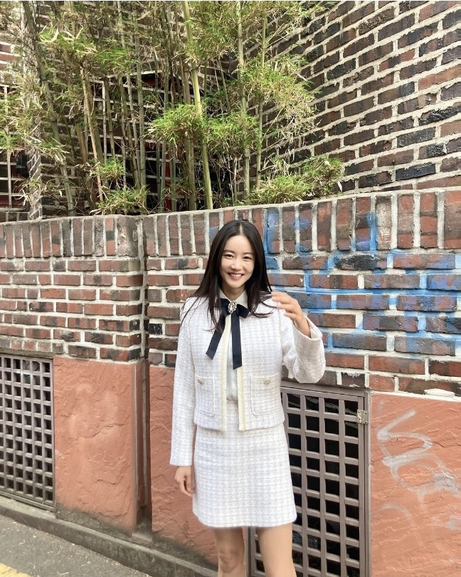20대라 해도 믿겠다 손예진보다 어려 보인다는 45세 여배우 세련된 트위드 스타일링 스타와 패션