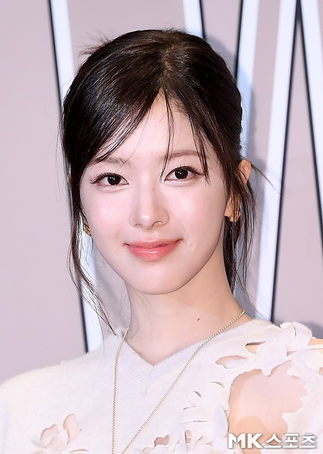 165cm에 39kg 몰라보게 예뻐진 인형 비주얼의 아역 출신 여배우 플라워룩 스타와 패션