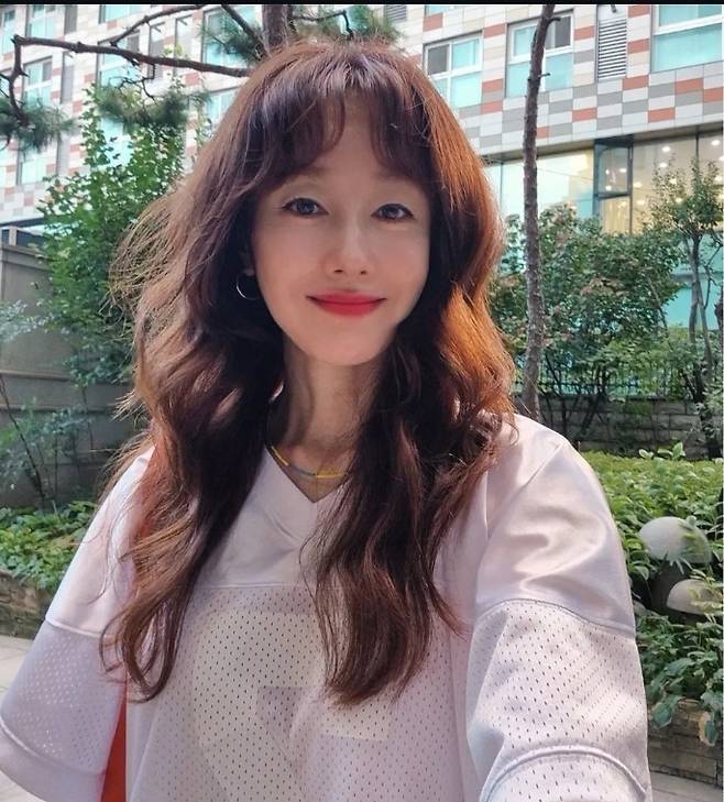 보고 또 보고 싶은 미모 시술 없이 피부 관리하는 52세 여배우 감각적인 캐주얼룩 스타와 패션