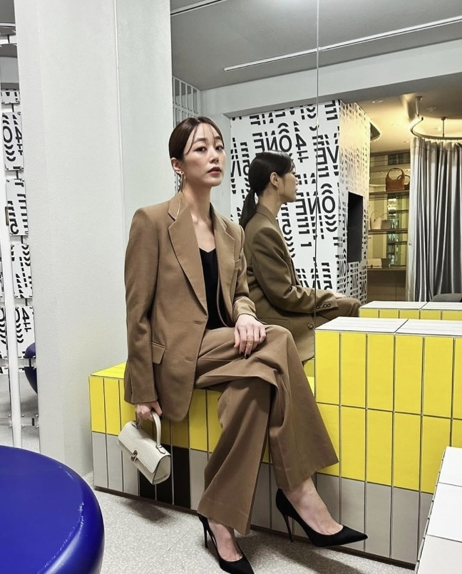 유지태 ️결혼 14년 차 41세 아들 둘 둔 엄마의 시크한 포스 여배우 슈트룩 스타와 패션