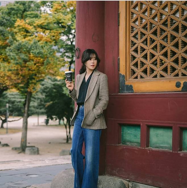 데뷔 30년 만에 신인상 받고 오열한 여배우의 클래식한 나들이 룩 스타와 패션