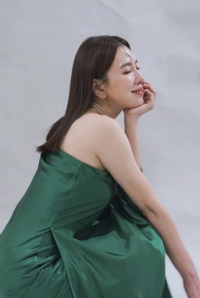 간헐적 단식으로 응답했다 2025 54세 여배우의 컷아웃 원피스룩 스타와 패션
