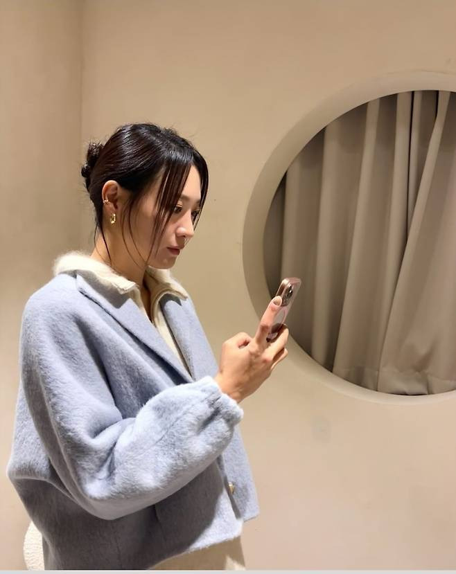 ‘결혼 5년 만에 이혼 할리우드 진출한 40세 여배우 우아한 파스텔 블루 코트룩 스타와 패션