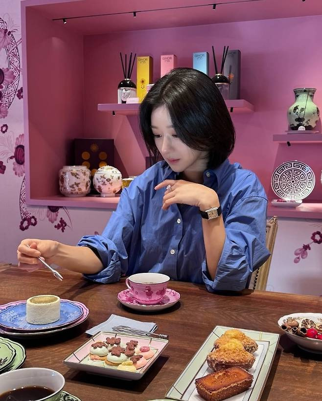 동안 외모에 저음 목소리 콤플렉스가 의외의 매력이 된 여배우의 세련된 일상룩 스타와 패션