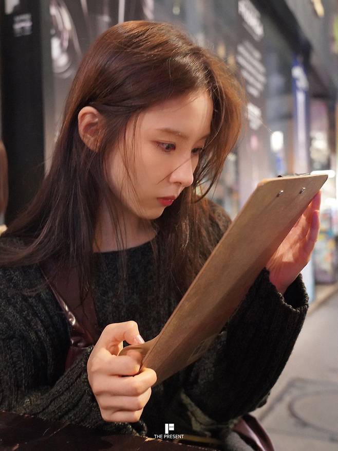 세계 일주 하기 전까지 결혼하지 않겠다 28년 차 여배우의 블랙 니트 룩 스타와 패션