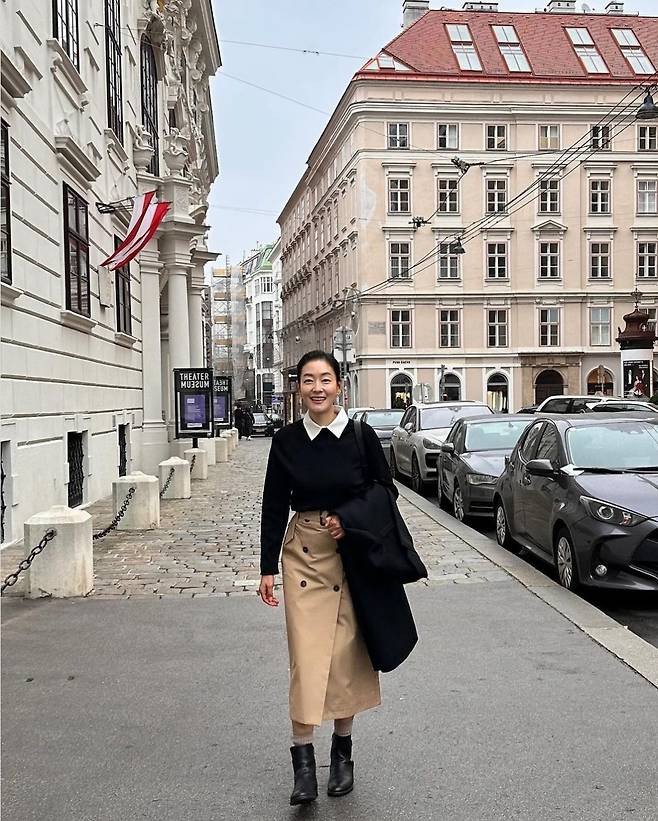 5살 연하 판사와 결혼 환경 운동가가 된 여배우의 트렌치스커트 룩 스타와 패션