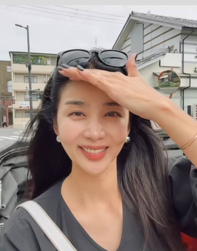 한재석은 복 터졌네 요리·육아·미모까지 다 갖춘 47세 여배우의 블랙 원피스룩 스타와 패션