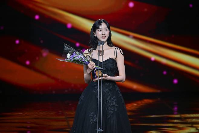 170cm 키로 모델 포기한 여배우 수상의 순간 빛난 블랙 플라워 드레스룩 스타와 패션