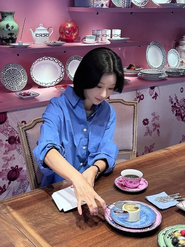 서예지 셔츠 하나로 분위기 찢었다 티타임까지 완벽한 일상룩 스타와 라이프