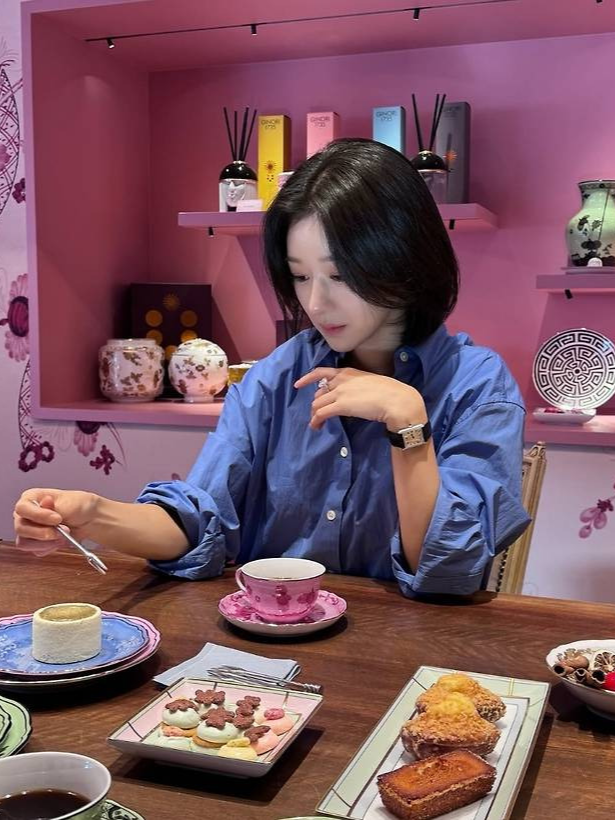 서예지 셔츠 하나로 분위기 찢었다 티타임까지 완벽한 일상룩 스타와 라이프