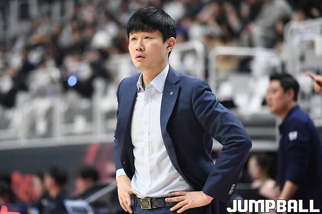 또 부상 송영진 감독의 쓴웃음 한 명이 다치니 줄줄이 다친다