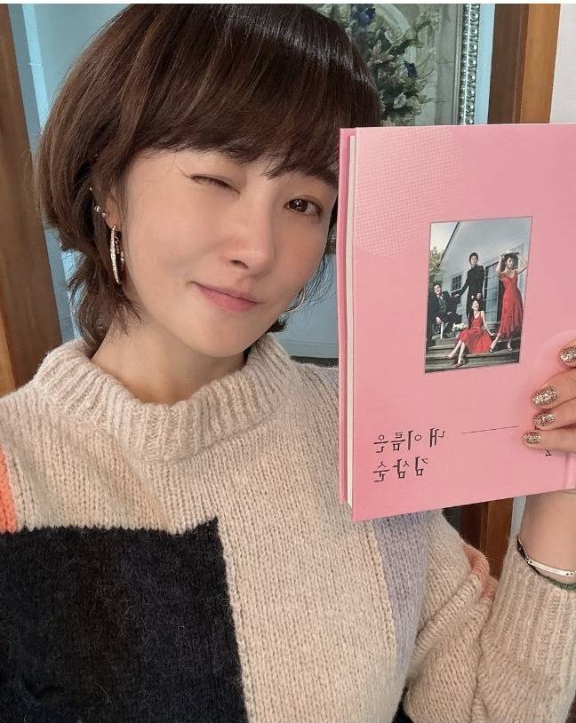 어느덧 50대가 된 ‘삼순이 시청률 50 신드롬 주인공의 동안 미모 빛난 니트룩 스타와 패션