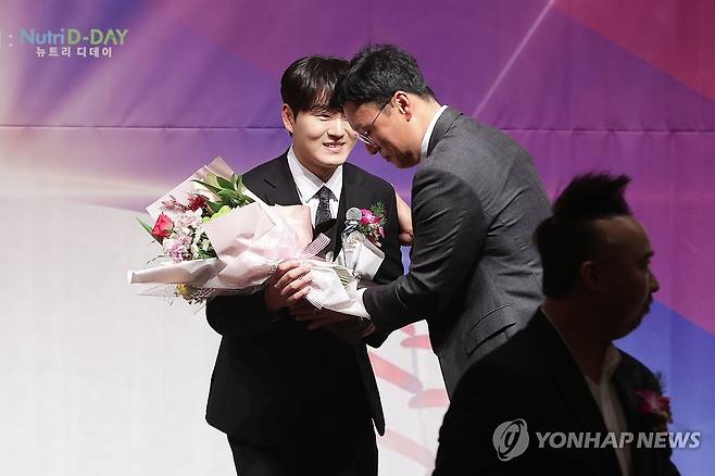 두산 마무리 김택연 블론세이브·볼넷 줄이고 부담은 견뎌야