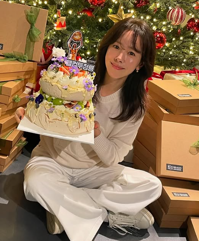 10살 연하랑 연애중인 40대가 믿기지 않는 동안 미모 여배우 올화이트룩 패션룸