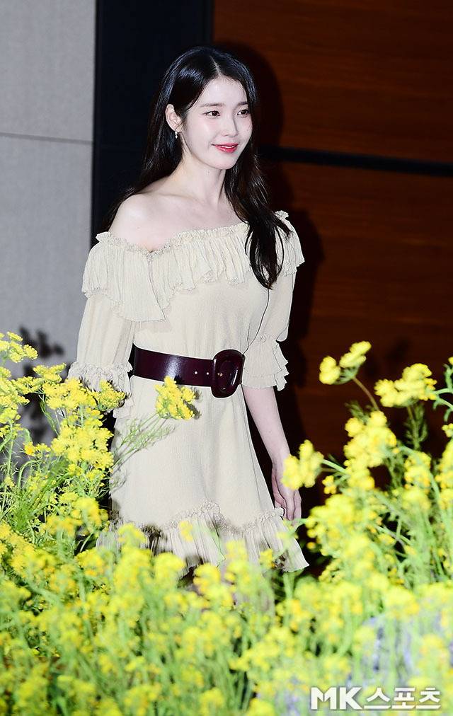 아이유 봄 만난 요정미 살랑살랑 꽃미모 로맨틱 원피스룩 뷰티는 내운명
